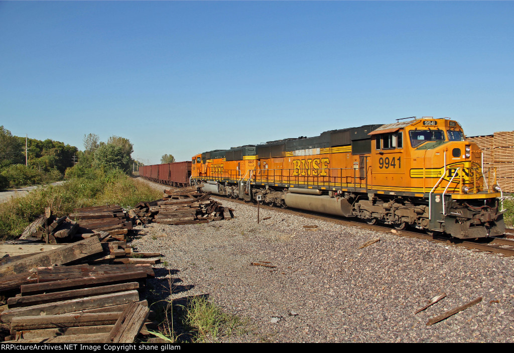 BNSF 9941 Leads a Mac attack...